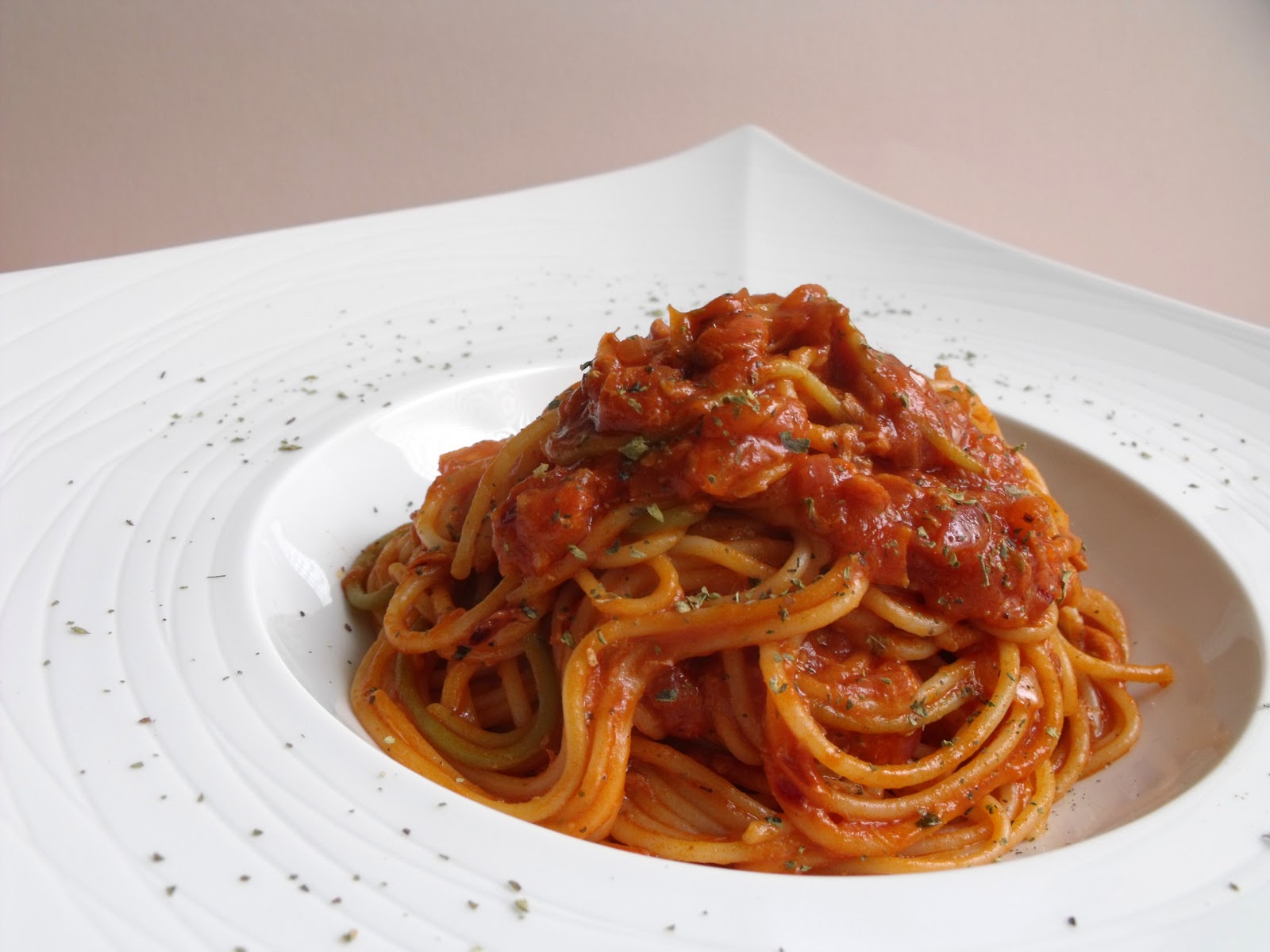 Spaguetti con salsa de anchoa y atún | Cocinar es ponerse
