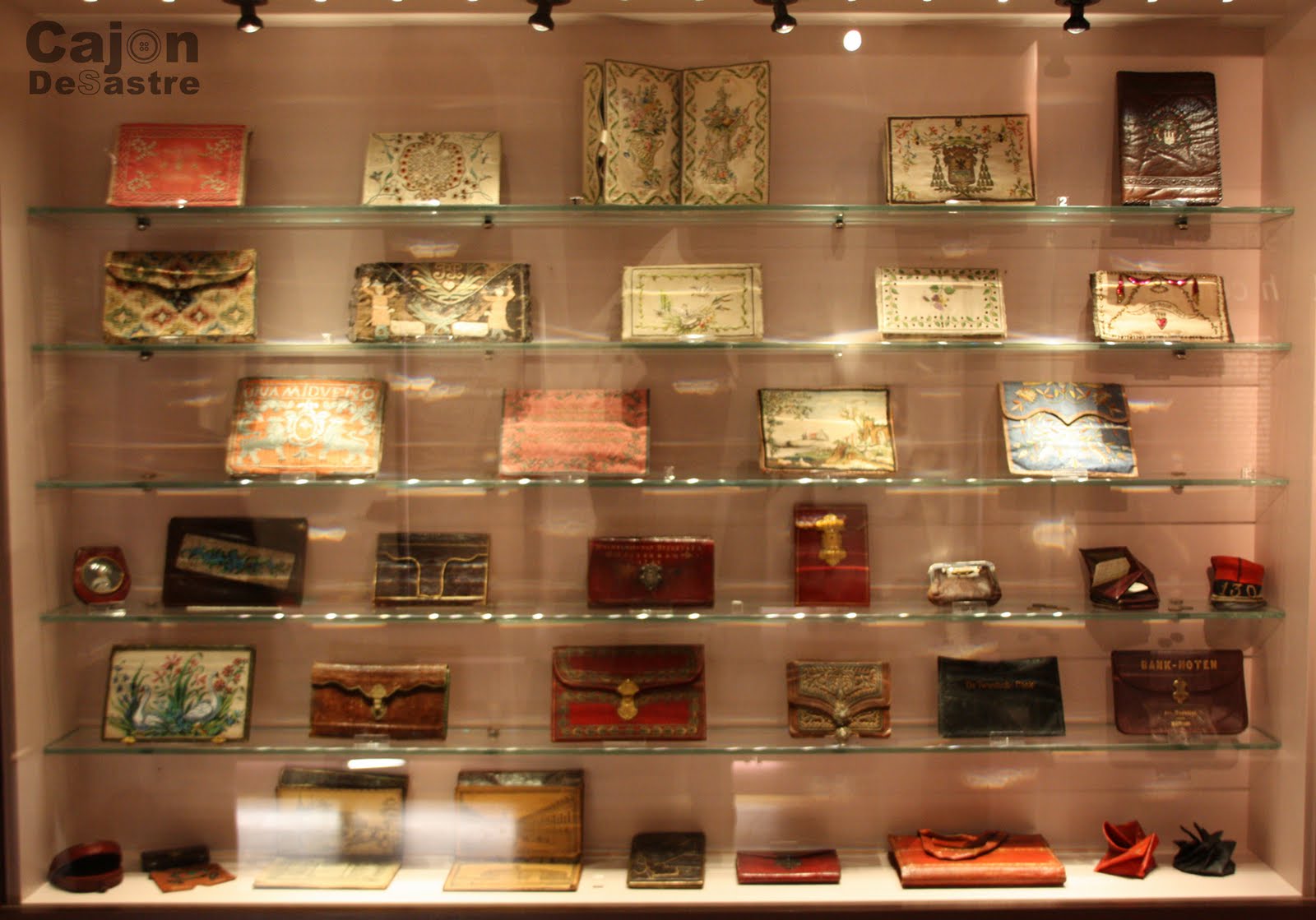 Cajon DeSastre: Tassen Museum Hendrikje - Museum of Bags and Purses