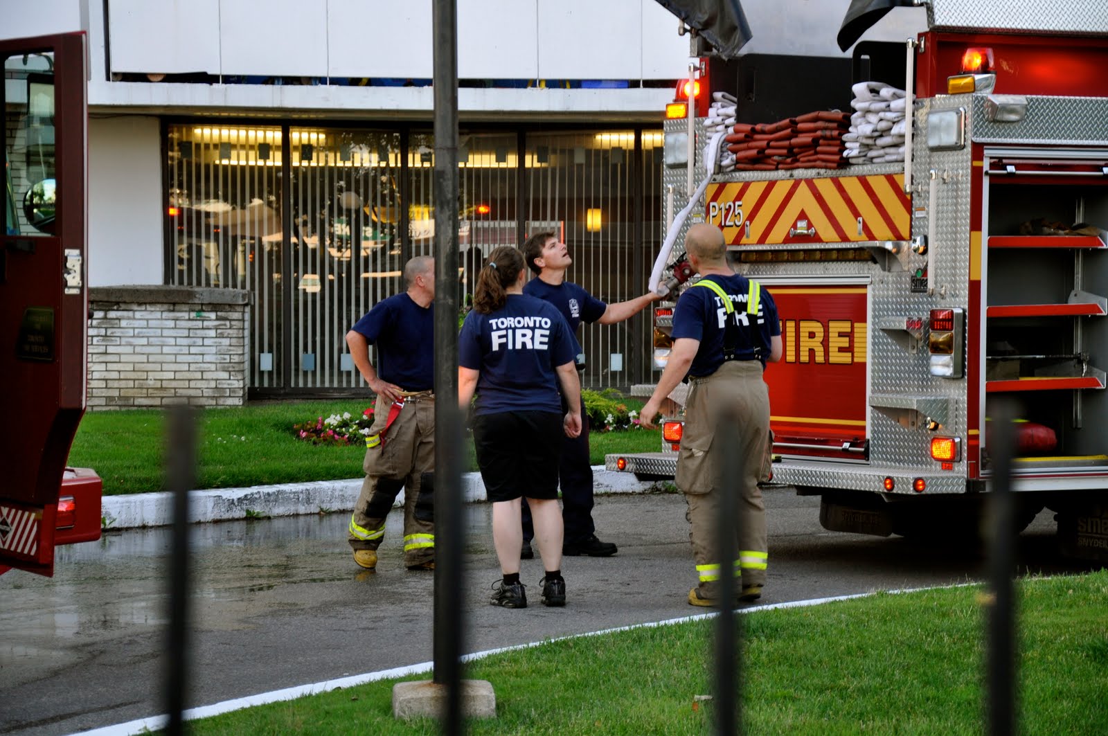 Toronto Fire Pics - Blog: Balcony fire, 200 Gateway Dr.