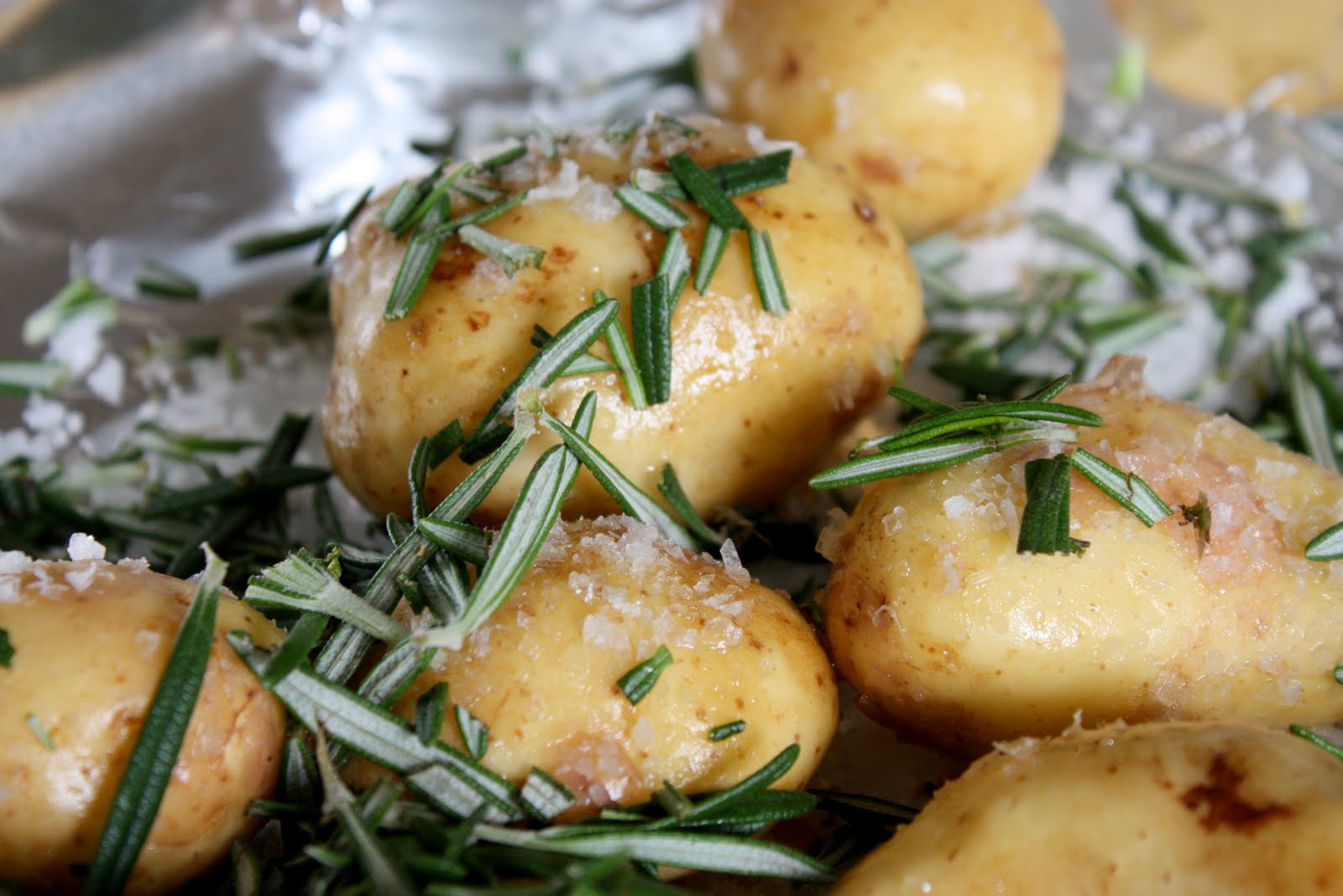 ferske(n)muffins: Bakte poteter med rosmarin og havsalt.
