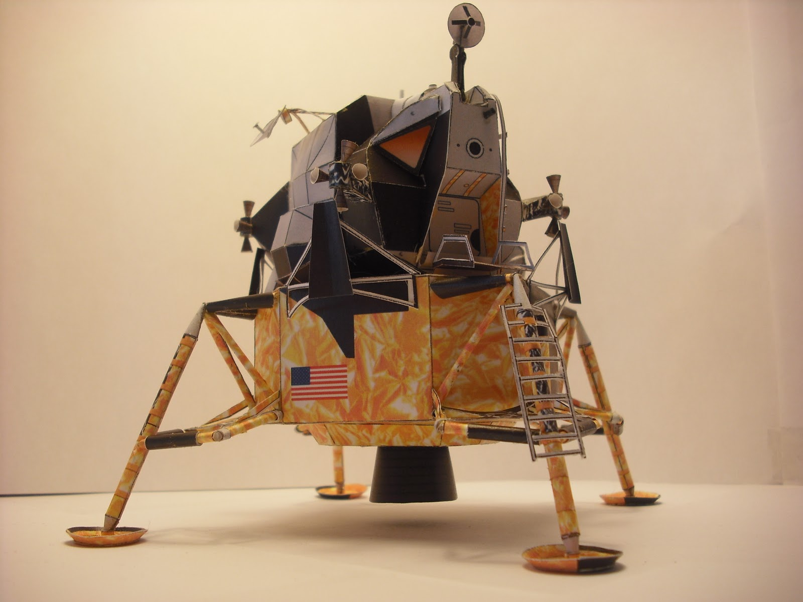 De papel y +: Módulo lunar Eagle