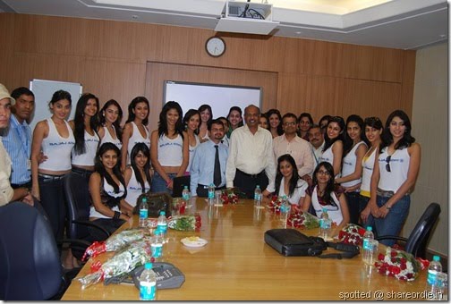 glam-girls: Office Where Guys Love To Work Without Pay- 6 Pics