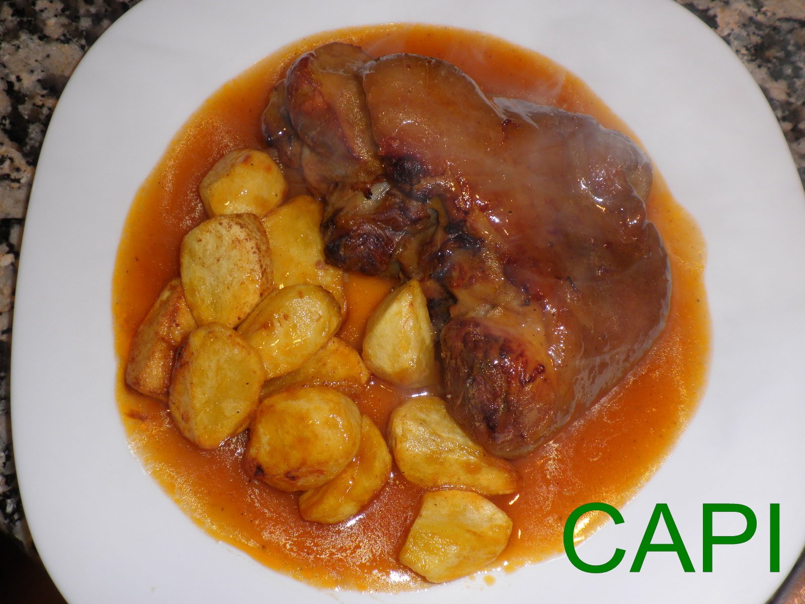 El Capitán del All i Pebre: CODILLO DE CERDO AL HORNO CON PATATAS Y SALSA