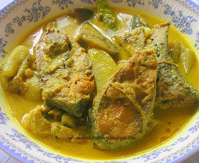 Jhinge Begun die Ilish Macher Jhal (Hilsa with Veggies in a Light ...