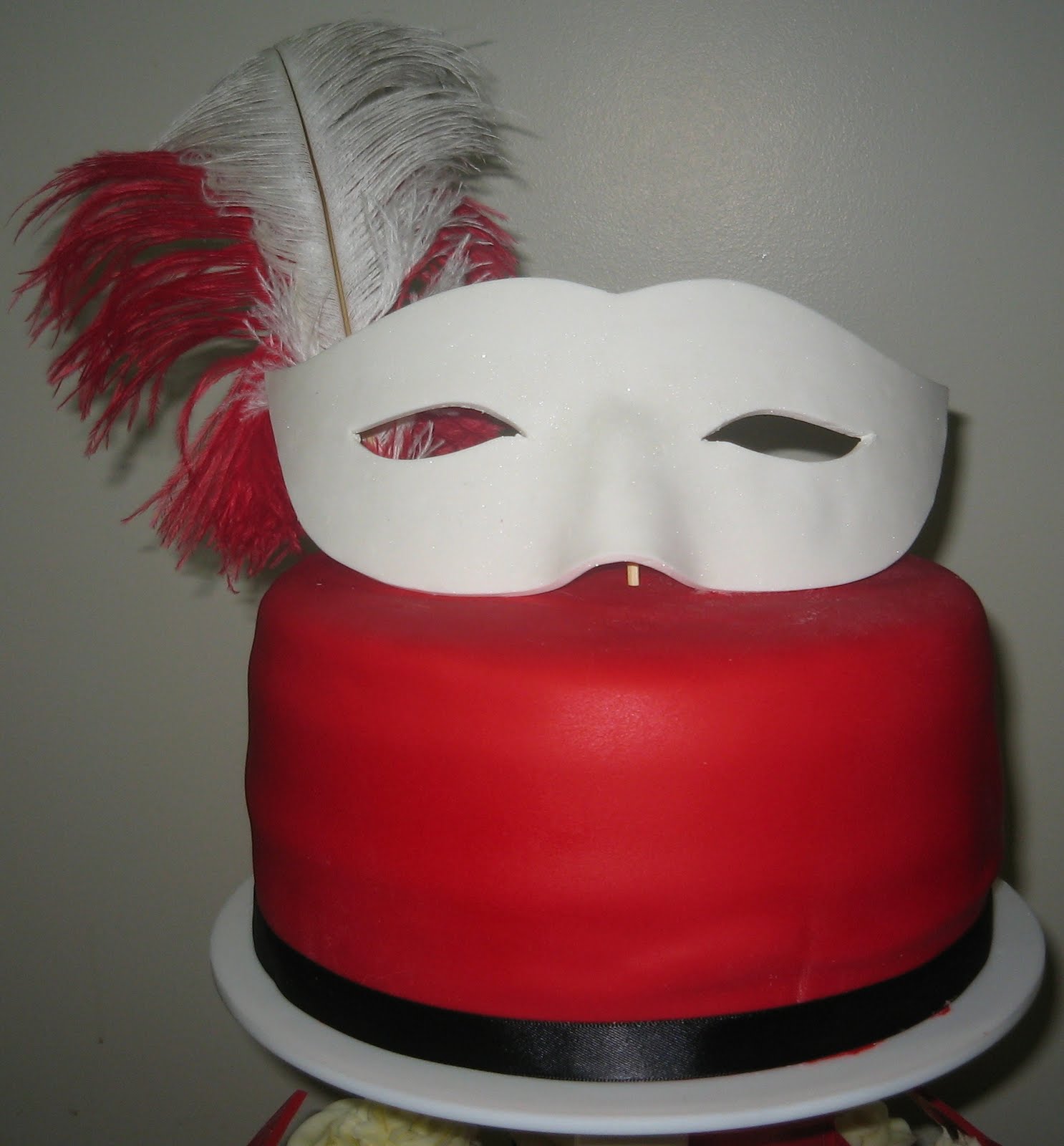 The Sweet Escape Blog: "Masquerade Ball" Cake