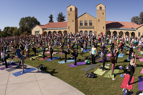 RED VINES FOR BREAKFAST: Lululemon Free Yoga Classes