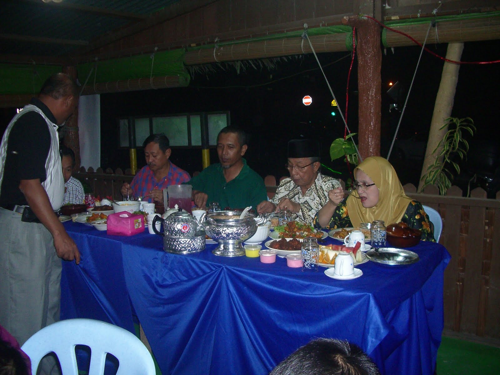 DE'RUMBIA BISTRO: DATUK AZIZ SATAR RASMI DE'RUMBIA BISTRO