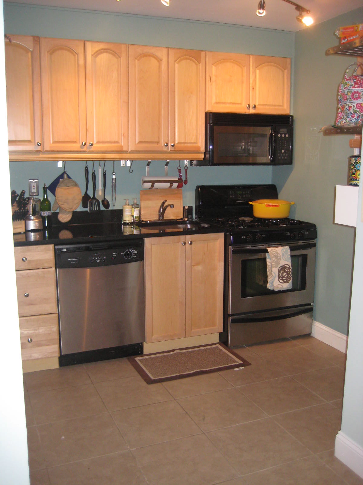 The Eclectic Traditionalist: A Small but Sweet Studio Kitchen