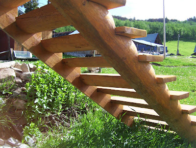 Tiny's Log Homes: the correct way to make log stairs