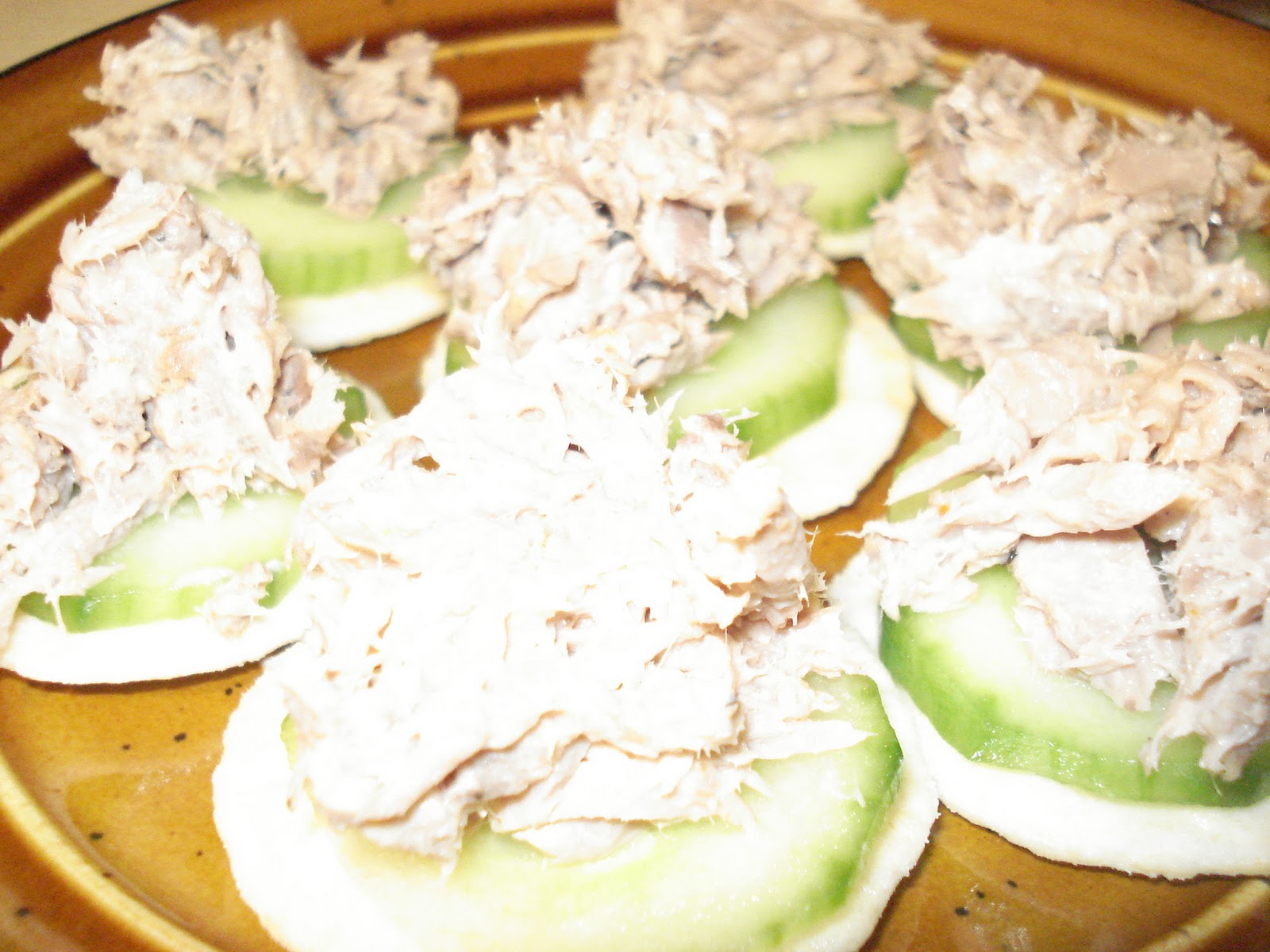 For the love, and lovers, of food.: Rice crackers with cucumber and tuna.