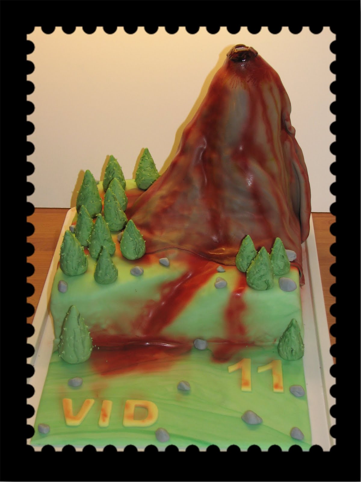 Torte izpod moških prstkov: Bruhajoči vulkan