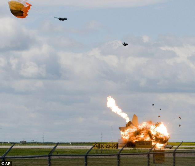 Larsen Pablo: Seconds from disaster: Pilot ejects from fighter jet ...