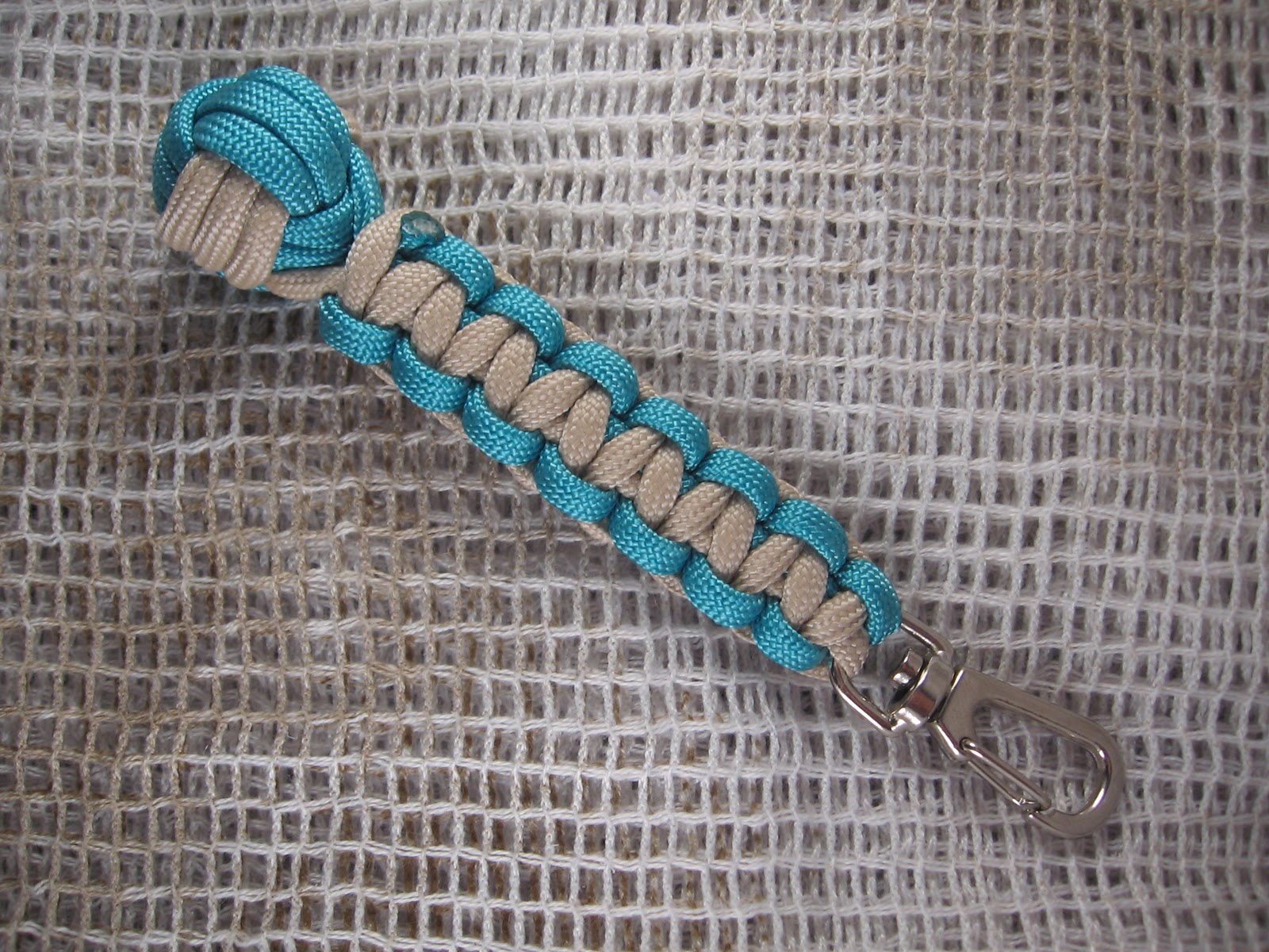 Paracordcraft: Porte-clés en paracorde (paracord 550) avec pomme de ... Paracordcraft: Porte-clés en paracorde (paracord 550) avec pomme de ...