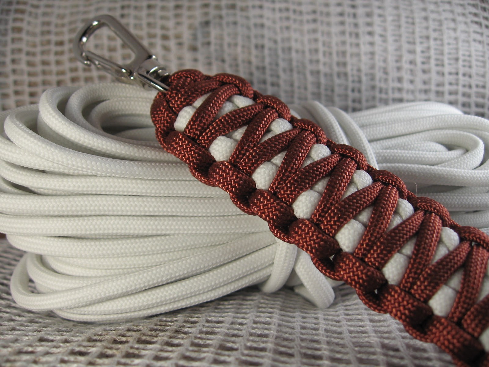 Paracordcraft: Porte-clés en paracorde (paracord 550) phosphorescente ... Paracordcraft: Porte-clés en paracorde (paracord 550) phosphorescente ...