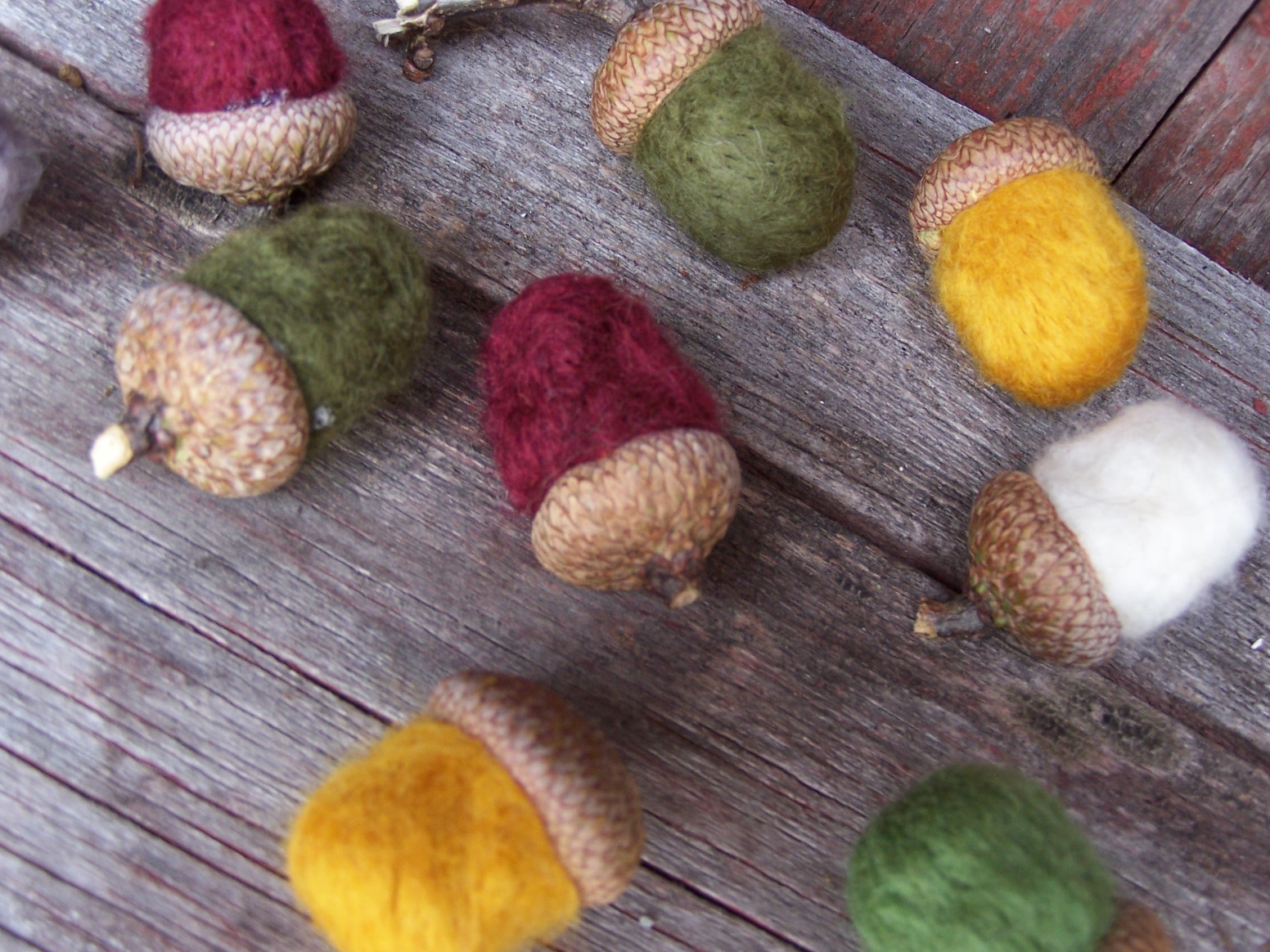 Nitty Gritty Pretty: Needle Felted Acorns