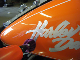 atomik: How To Do Silver Leaf Lettering on Harley part 1...