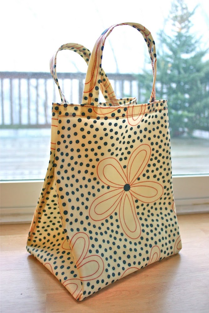 Zaaberry: Oilcloth Lunch Tote Tutorial
