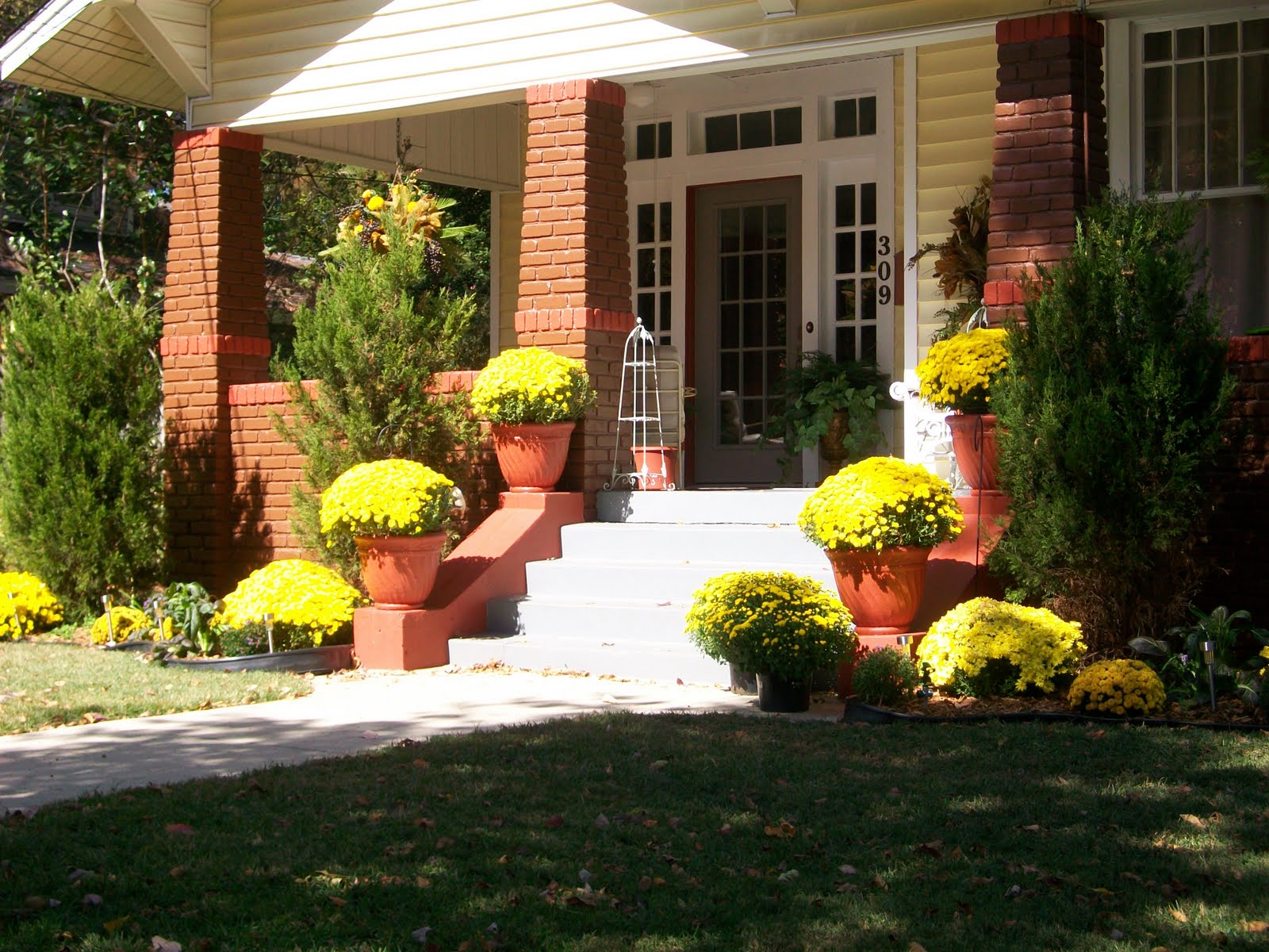 Garden Daddy: GARDEN HOME WINS AUTUMN "MOST BEAUTIFUL YARD" AWARD