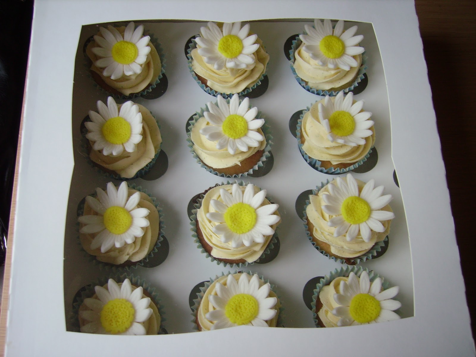 Vanilla Bean Daisy Cupcakes