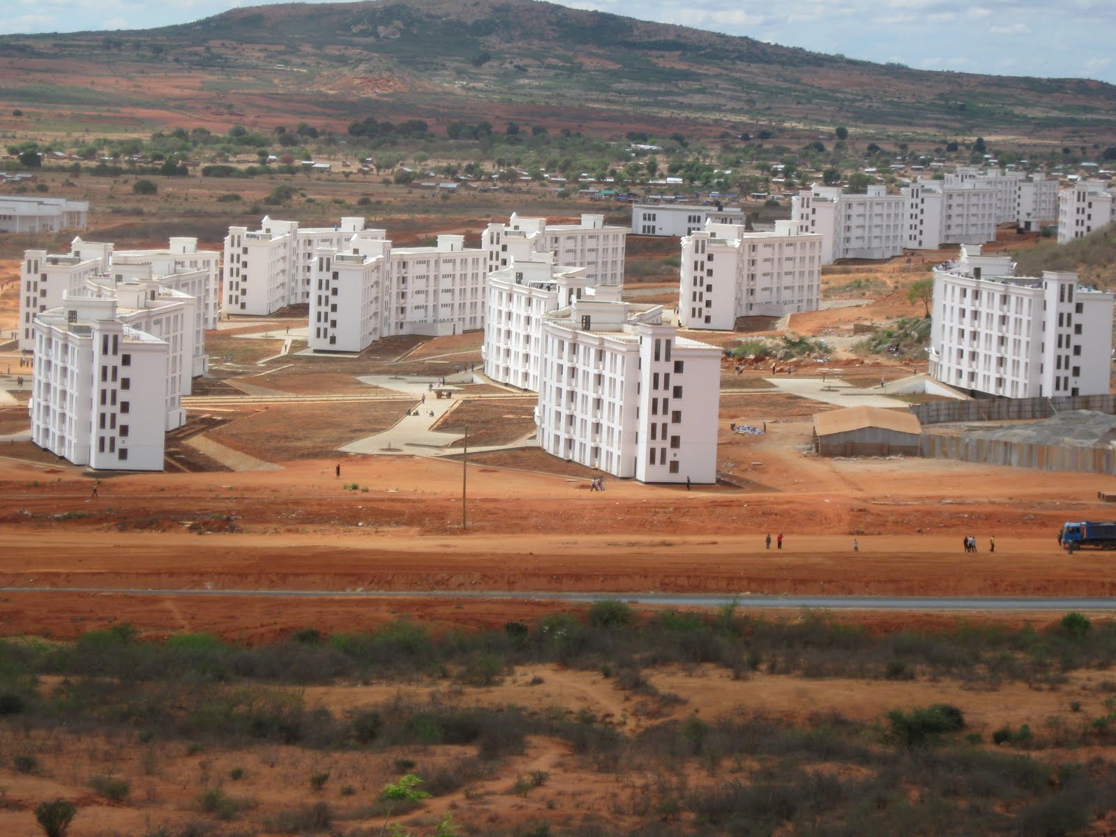 KAZI YAKO NI JINA LAKO: MITAA YA KATI HII YA UDOM - DODOMA. TANZANIA!