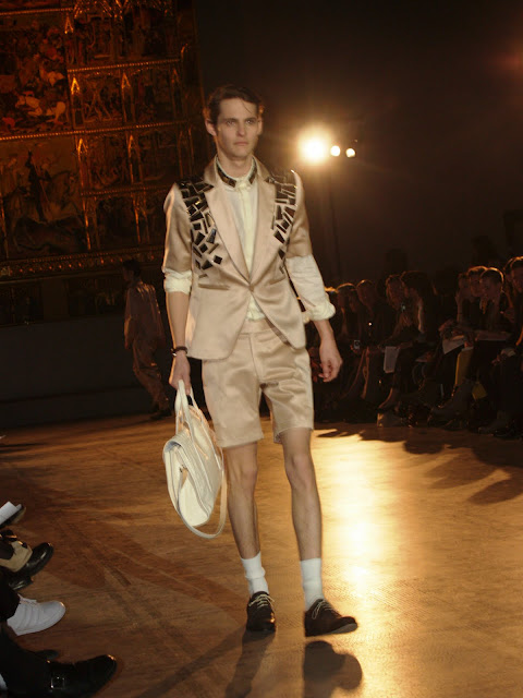 Creative-Idle: London College of Fashion MA_10 Human catwalk show