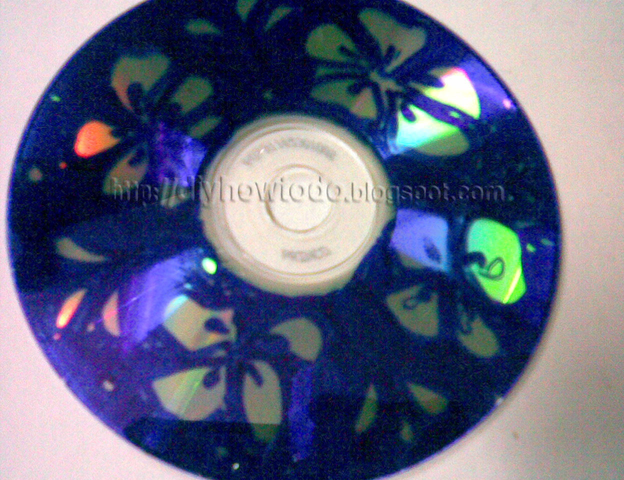 Reuse old CD to art work or decoration. - D . I . Y . Done ! It 's Yours