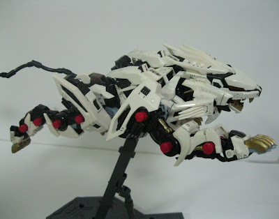 Realm of Darkness: 1/72 HMM Liger Zero Review