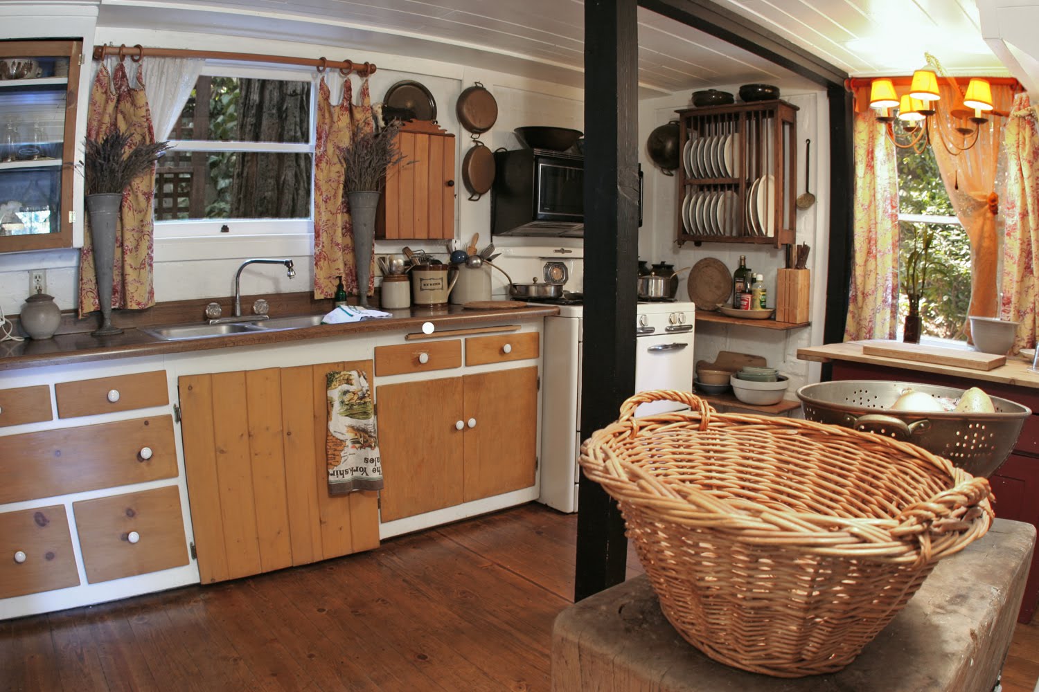 .Lilac Lane Cottage: Rainy days = Kitchen Dreams