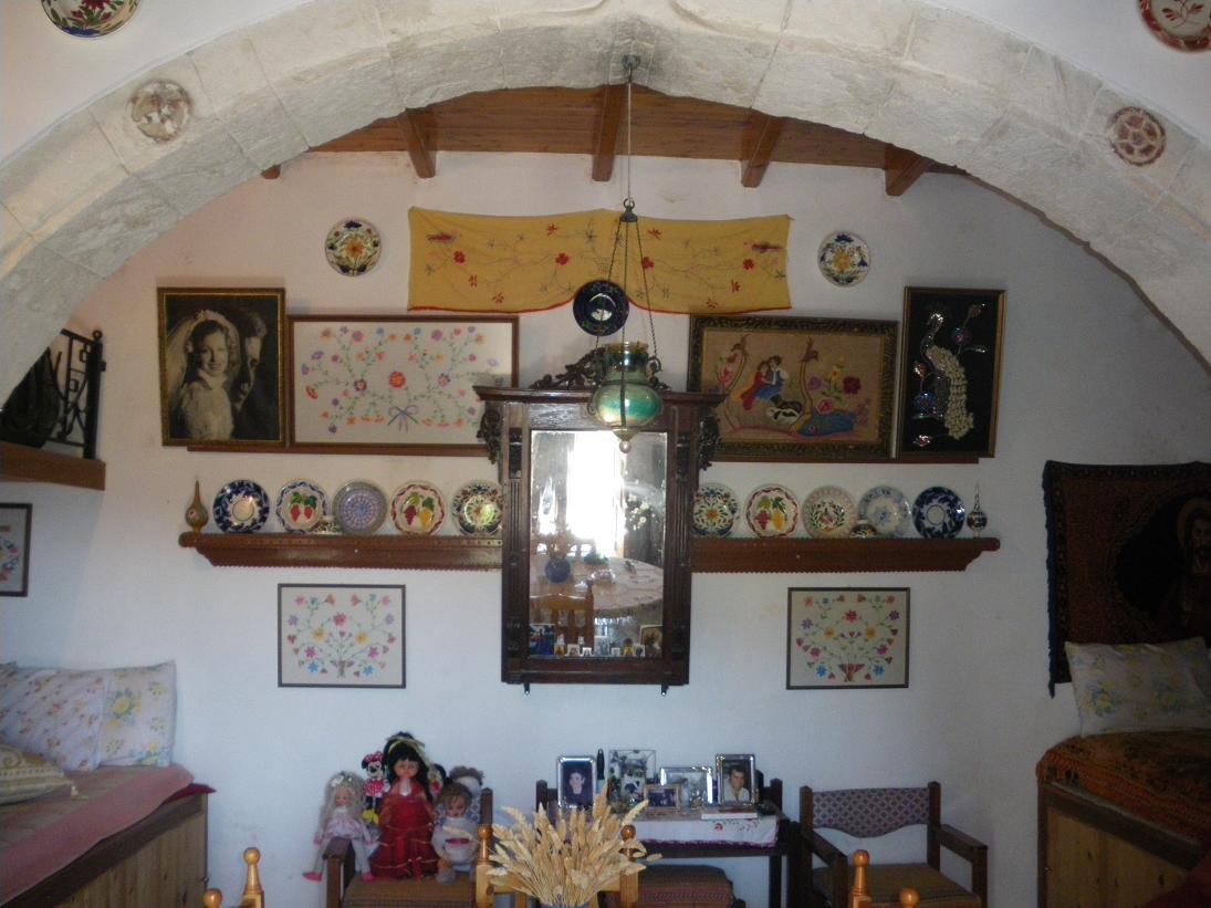 ΜΕΣΑΝΑΓΡΟΣ ΡΟΔΟΥ: " Εσωτερικό Μεσαναγρενού σπιτιού"