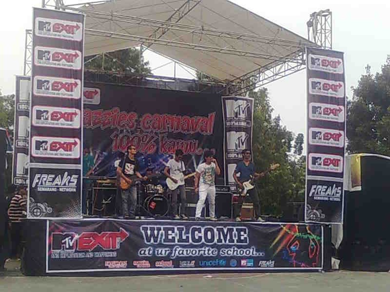 Freaks-Stage: >> Rigging (6x8) (6x9)