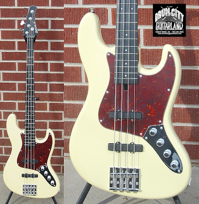 MUSICAL INSTRUMENTS: STRING INSTRUMENTS (PLUCKING)