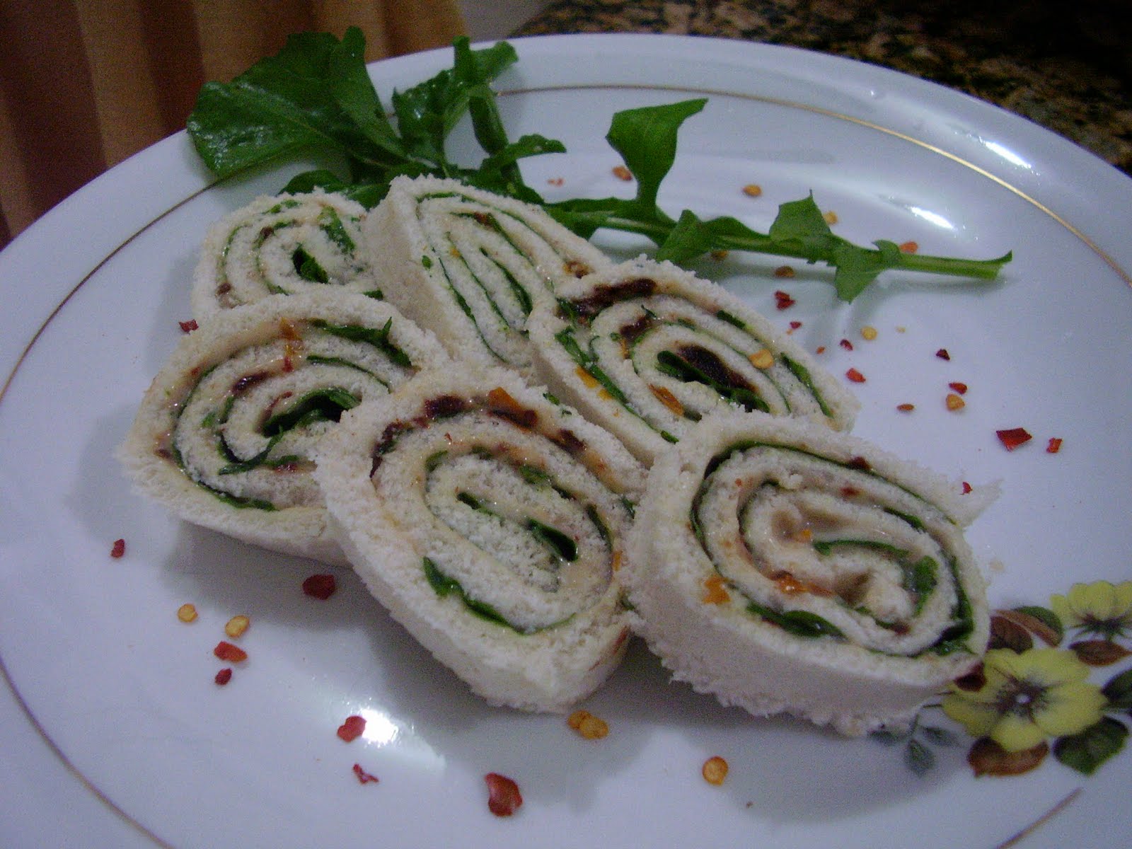 Universo dos Alimentos: Rolinhos de rúcula com pasta de tomate seco