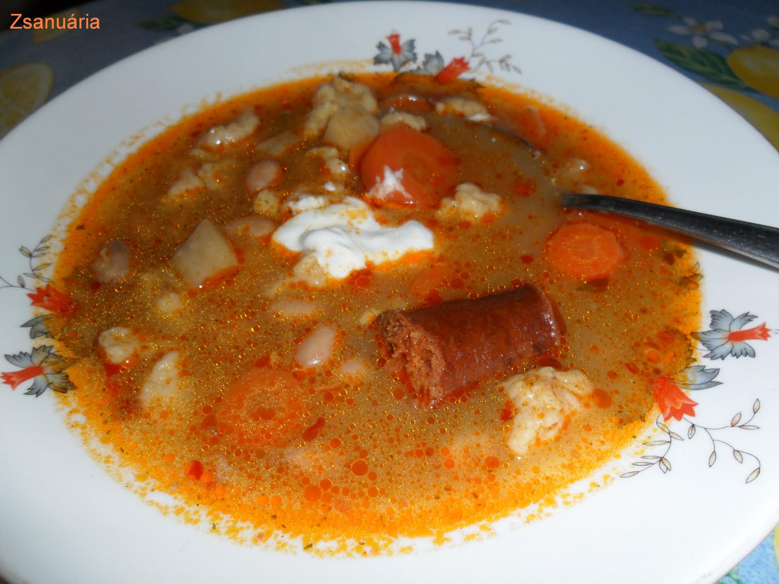 Zsanuária: Tejfölös, kolbászos, fejtett bableves