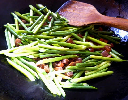 3 hungry tummies: Stir Fried Garlic Stems With Chinese Sausage 蒜苗炒臘腸