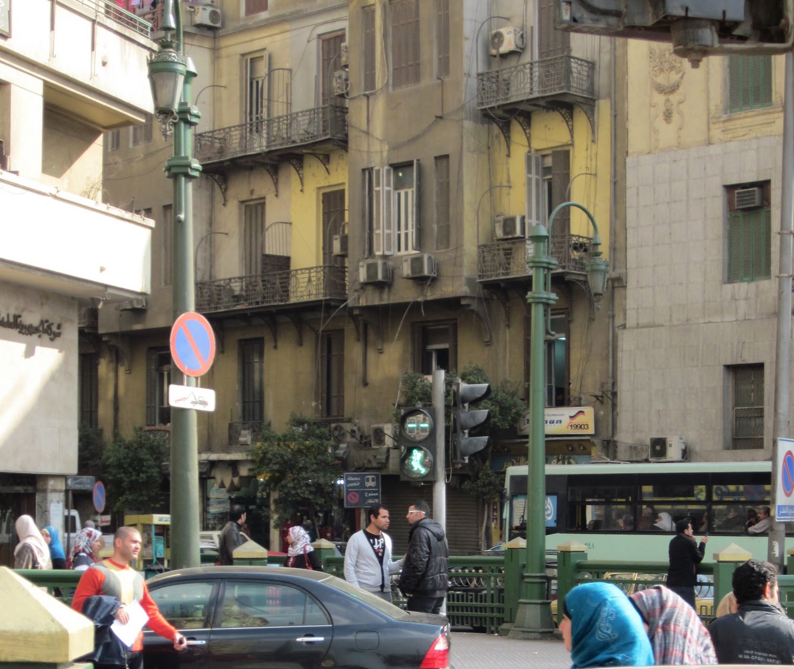 TIL there are no stop lights in Cairo, Egypt : r/todayilearned