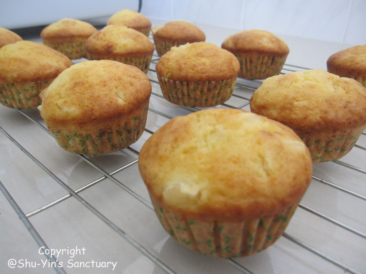 Shu-Yin's Sanctuary: Longan Muffins With Hot Syrup