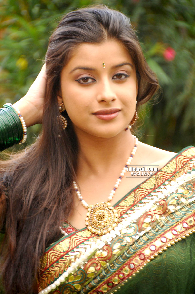Hot World Best Actress Photos: Madhurima Hot Navel Show in Green ...