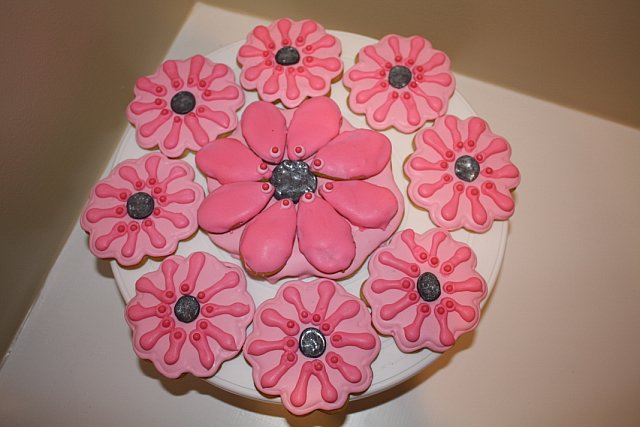 Two Sweet Bakery: Gerber daisy cake and cookies