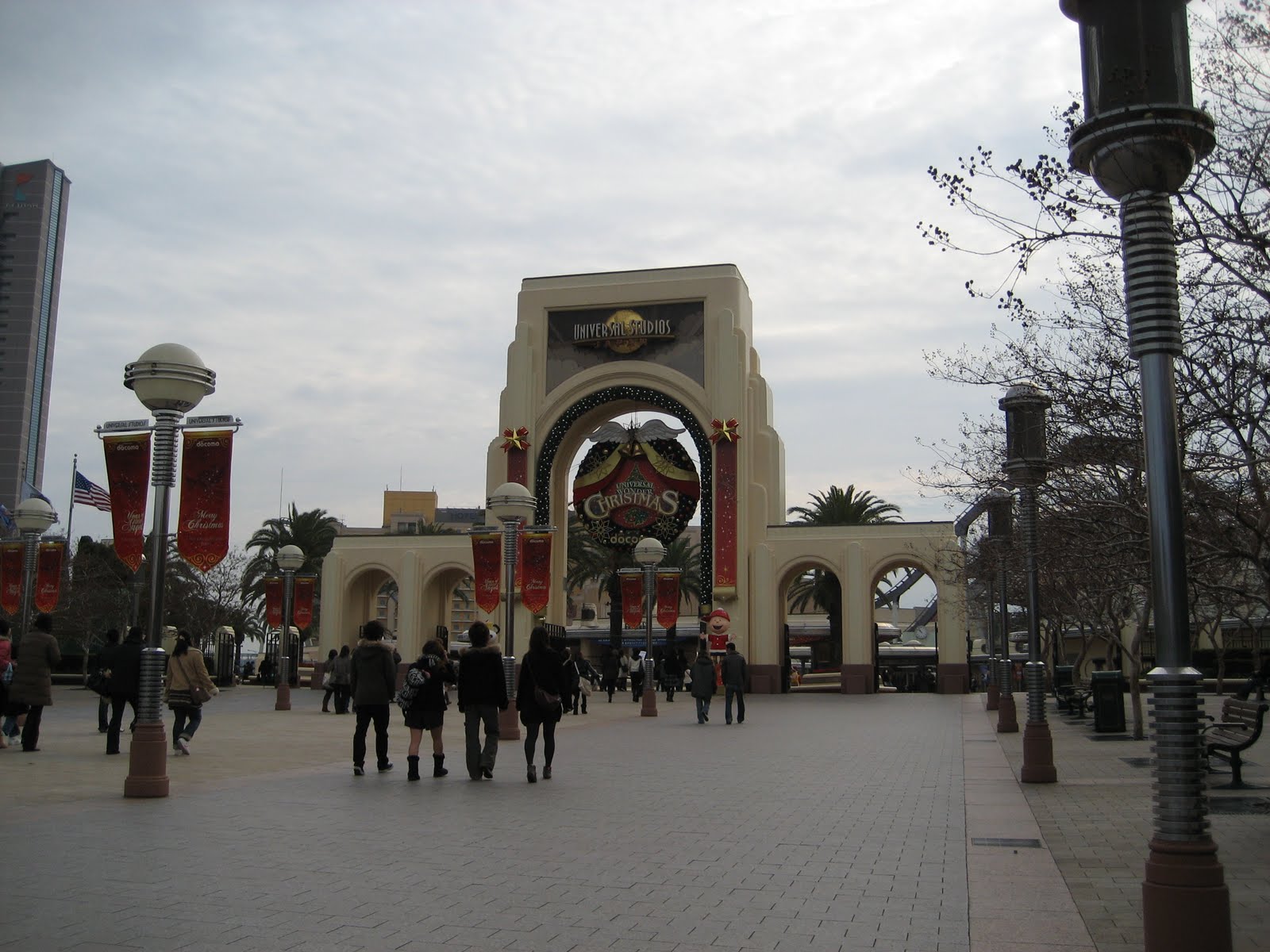 9,915 miles away.: Universal Studios Japan