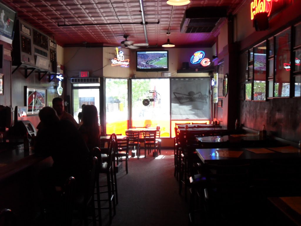 Peoria Bar Review: Hoops Pub and Pizza