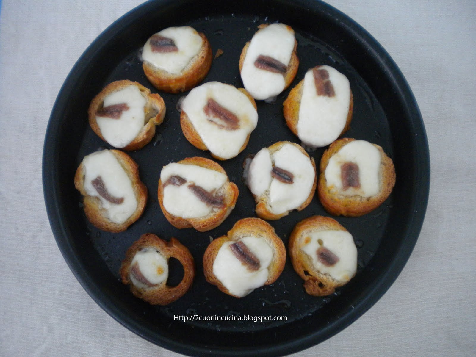 2 cuori in cucina: Mini crostini mozzarella e alici