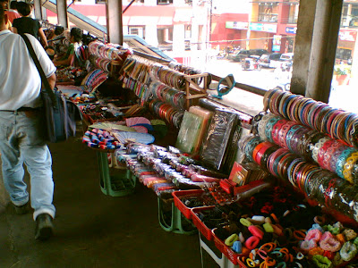 The Sarimanok Chronicles: "Tindahan sa Bangketa" -- Selling and ...