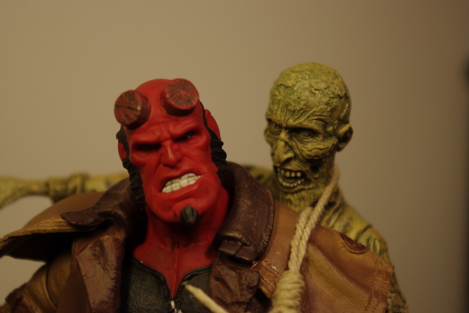 Na Boca Do Lobo: Hellboy with Corpse, action figure da Mezco