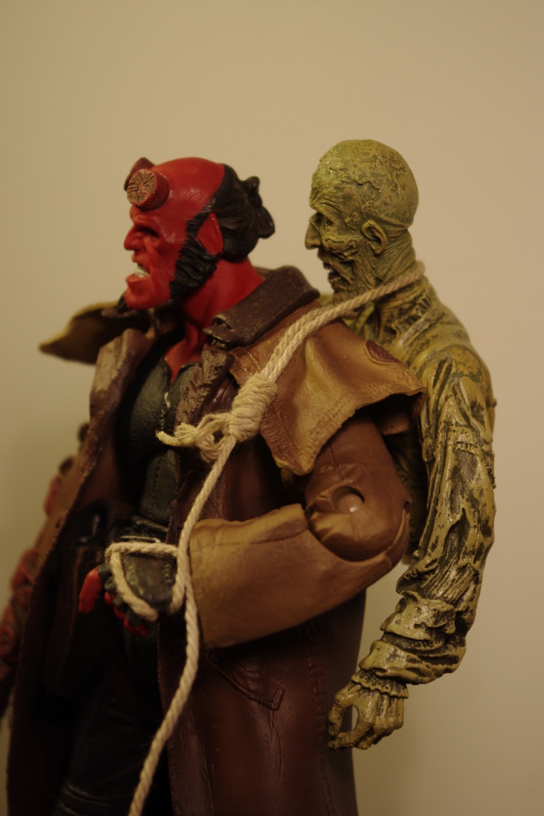 Na Boca Do Lobo: Hellboy with Corpse, action figure da Mezco