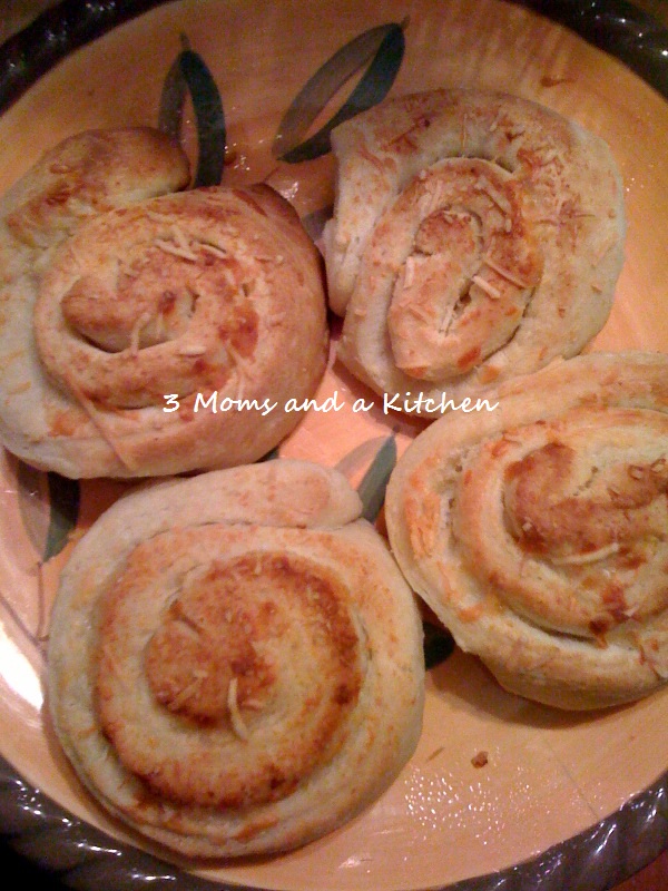 3 Moms and a Kitchen: Cheesy Garlic Pinwheels
