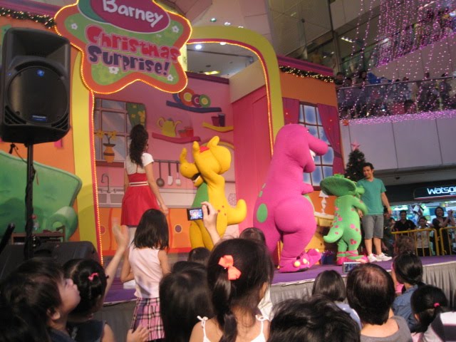 myapple3: Barney's show at United Square