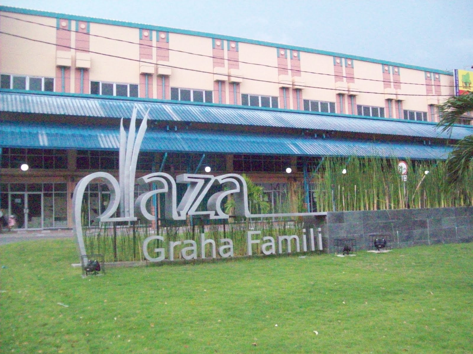GRAHA FESTIVAL SURABAYA: Plaza Graha Famili