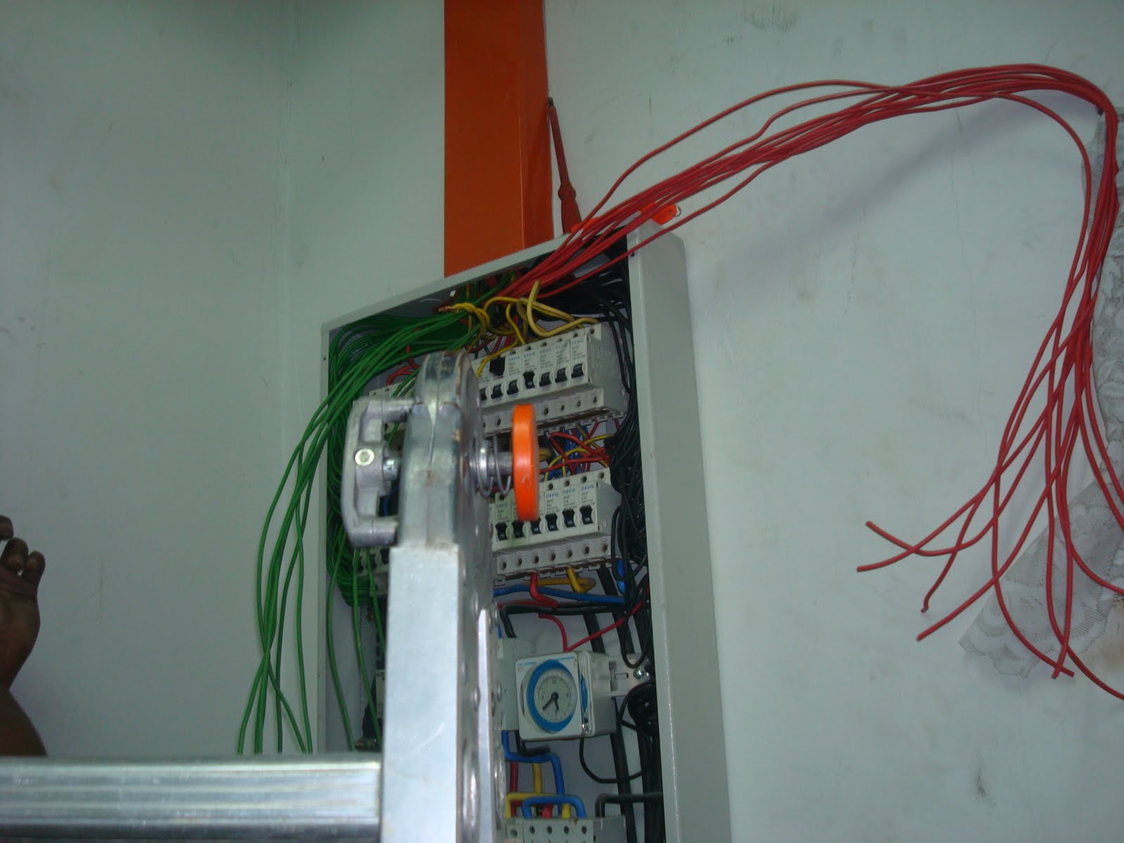 BLOG MAKMAL KOMPUTER SEMESCO: MENUKAR WAYAR LETRIK