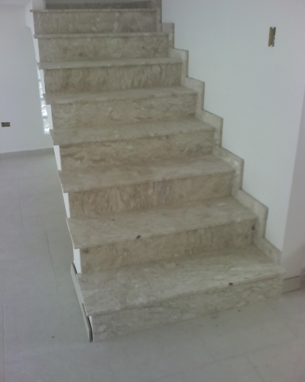 Marmoraria Itabira: Escada revestida em Mármore Travertino - Pisada e ...