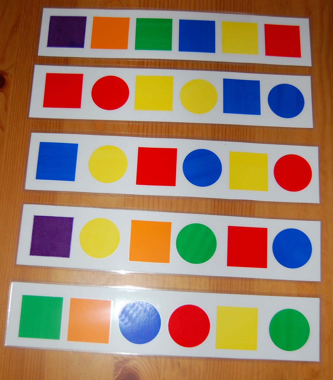 Trois dans le petit nid: Séquences et algorithmes - Niveau 1 : formes ...